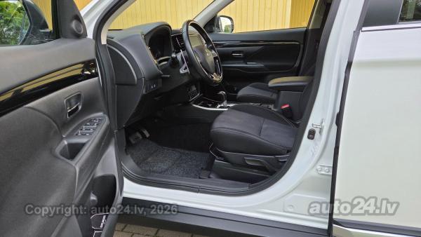 White Mitsubishi Outlander 2018 in Tallinn, with an engine capacity of 2.00 L and mileage of 121 thousand km for 14900 €, photo 10 on AUTOMOTO.COM.LV
