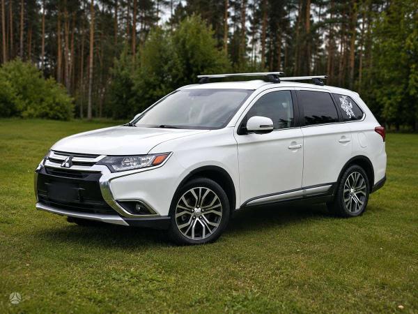 White Mitsubishi Outlander 2019 in Vilnius, with an engine capacity of 2.36 L and mileage of 272 thousand km for 9250 €, photo 1 on AUTOMOTO.COM.LV