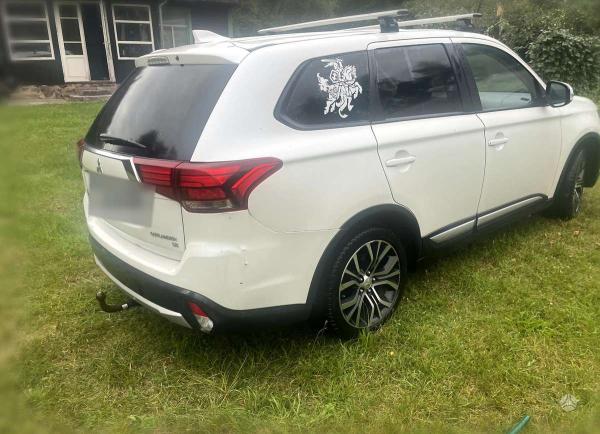 White Mitsubishi Outlander 2019 in Vilnius, with an engine capacity of 2.36 L and mileage of 272 thousand km for 9250 €, photo 6 on AUTOMOTO.COM.LV