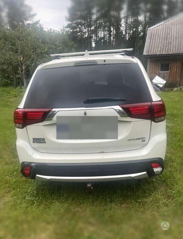 White Mitsubishi Outlander 2019 in Vilnius, with an engine capacity of 2.36 L and mileage of 272 thousand km for 9250 €, photo 8 on AUTOMOTO.COM.LV