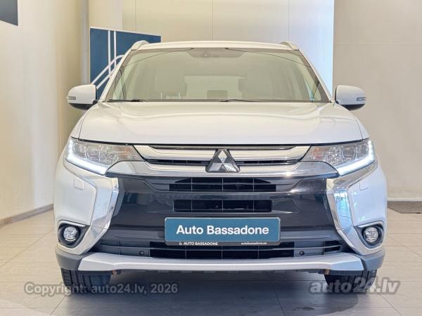 White Mitsubishi Outlander 2019 in Tallinn, with an engine capacity of 2.00 L and mileage of 166 thousand km for 14500 €, photo 3 on AUTOMOTO.COM.LV