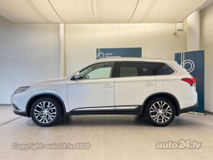 Balts Mitsubishi Outlander 2019 Tallina, ar dzinēja tilpumu 2.00 L un nobraukumu 166 tūkst. km par 14500 €, foto 4 vietnē AUTOMOTO.COM.LV