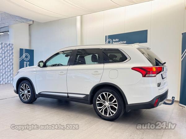 White Mitsubishi Outlander 2019 in Tallinn, with an engine capacity of 2.00 L and mileage of 166 thousand km for 14500 €, photo 5 on AUTOMOTO.COM.LV