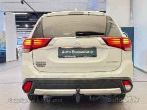 Balts Mitsubishi Outlander 2019 Tallina, ar dzinēja tilpumu 2.00 L un nobraukumu 166 tūkst. km par 14500 €, foto 6 vietnē AUTOMOTO.COM.LV