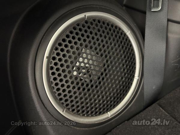 White Mitsubishi Outlander 2019 in Tallinn, with an engine capacity of 2.00 L and mileage of 166 thousand km for 14500 €, photo 8 on AUTOMOTO.COM.LV