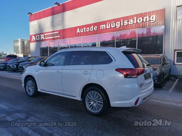 White Mitsubishi Outlander 2020 in Tallinn, with an engine capacity of 2.40 L and mileage of 57 thousand km for 24900 €, photo 2 on AUTOMOTO.COM.LV