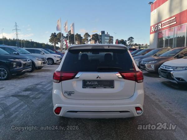 White Mitsubishi Outlander 2020 in Tallinn, with an engine capacity of 2.40 L and mileage of 57 thousand km for 24900 €, photo 4 on AUTOMOTO.COM.LV
