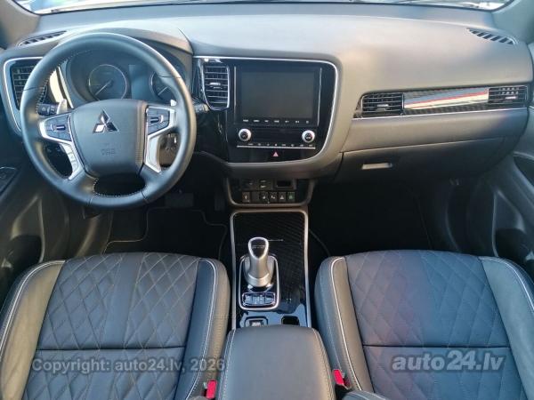 White Mitsubishi Outlander 2020 in Tallinn, with an engine capacity of 2.40 L and mileage of 57 thousand km for 24900 €, photo 5 on AUTOMOTO.COM.LV