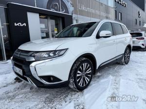 Balts Mitsubishi Outlander 2021 Tallina, ar dzinēja tilpumu 2.00 L un nobraukumu 122 tūkst. km par 17900 €, foto  vietnē AUTOMOTO.COM.LV