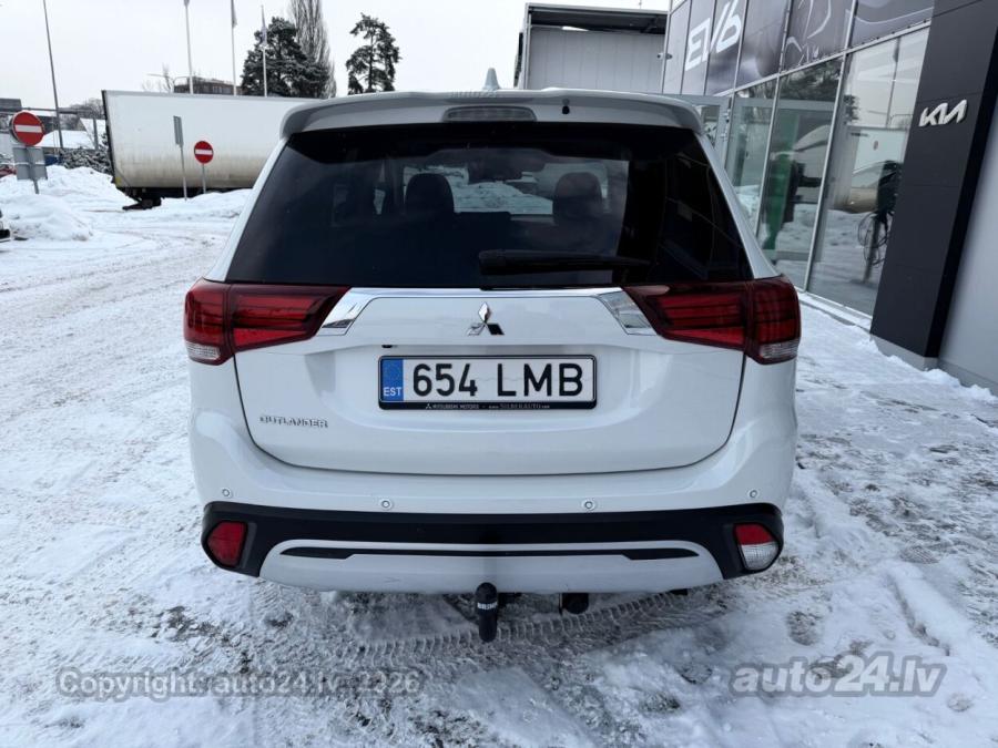 Balts Mitsubishi Outlander 2021 Tallina, ar dzinēja tilpumu 2.00 L un nobraukumu 122 tūkst. km par 17900 €, foto 3 vietnē AUTOMOTO.COM.LV