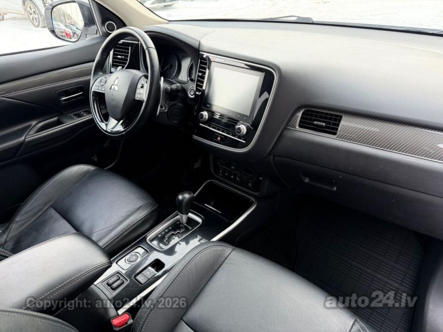 Balts Mitsubishi Outlander 2021 Tallina, ar dzinēja tilpumu 2.00 L un nobraukumu 122 tūkst. km par 17900 €, foto 4 vietnē AUTOMOTO.COM.LV