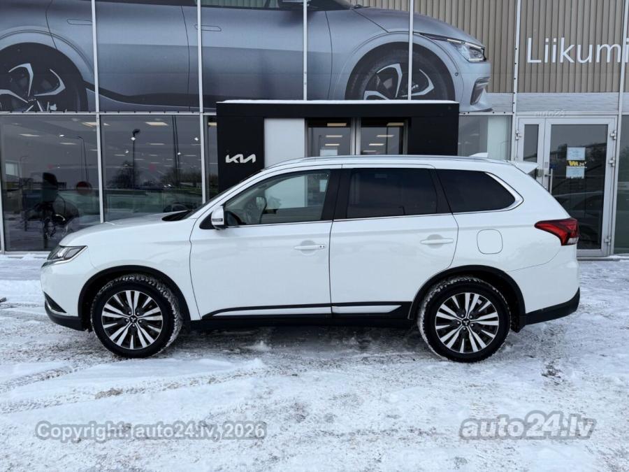 Balts Mitsubishi Outlander 2021 Tallina, ar dzinēja tilpumu 2.00 L un nobraukumu 122 tūkst. km par 17900 €, foto 2 vietnē AUTOMOTO.COM.LV