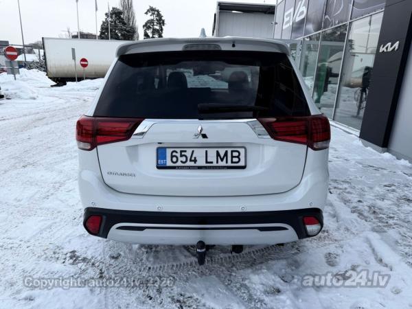 Balts Mitsubishi Outlander 2021 Tallina, ar dzinēja tilpumu 2.00 L un nobraukumu 122 tūkst. km par 17900 €, foto 3 vietnē AUTOMOTO.COM.LV