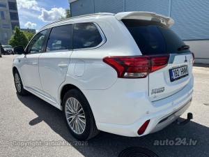 White Mitsubishi Outlander 2021 in Tallinn, with an engine capacity of 2.40 L and mileage of 98 thousand km for 20990 €, photo 4 on AUTOMOTO.COM.LV