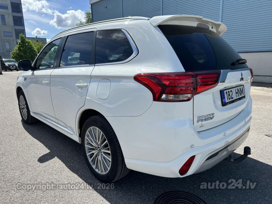 White Mitsubishi Outlander 2021 in Tallinn, with an engine capacity of 2.40 L and mileage of 98 thousand km for 20990 €, photo 4 on AUTOMOTO.COM.LV