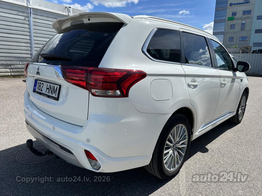 White Mitsubishi Outlander 2021 in Tallinn, with an engine capacity of 2.40 L and mileage of 98 thousand km for 20990 €, photo 5 on AUTOMOTO.COM.LV