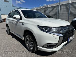 White Mitsubishi Outlander 2021 in Tallinn, with an engine capacity of 2.40 L and mileage of 98 thousand km for 20990 €, photo 6 on AUTOMOTO.COM.LV