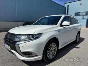 White Mitsubishi Outlander 2021 in Tallinn, with an engine capacity of 2.40 L and mileage of 98 thousand km for 20990 €, photo 7 on AUTOMOTO.COM.LV