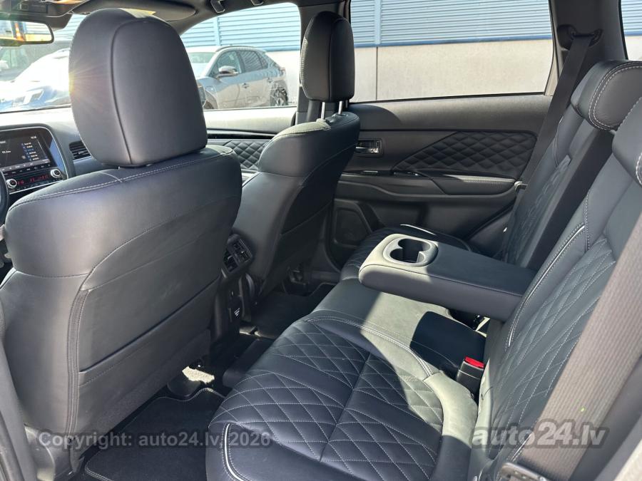 White Mitsubishi Outlander 2021 in Tallinn, with an engine capacity of 2.40 L and mileage of 98 thousand km for 20990 €, photo 9 on AUTOMOTO.COM.LV