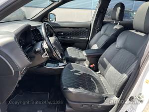 White Mitsubishi Outlander 2021 in Tallinn, with an engine capacity of 2.40 L and mileage of 98 thousand km for 20990 €, photo 10 on AUTOMOTO.COM.LV