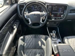 White Mitsubishi Outlander 2021 in Tallinn, with an engine capacity of 2.40 L and mileage of 98 thousand km for 20990 €, photo 12 on AUTOMOTO.COM.LV
