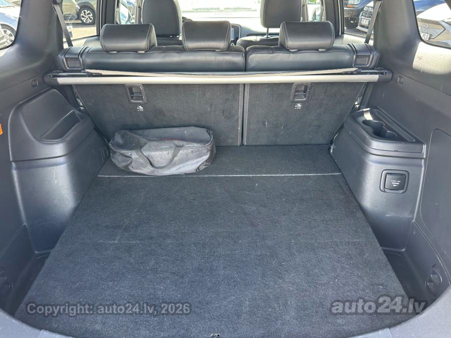 White Mitsubishi Outlander 2021 in Tallinn, with an engine capacity of 2.40 L and mileage of 98 thousand km for 20990 €, photo 13 on AUTOMOTO.COM.LV