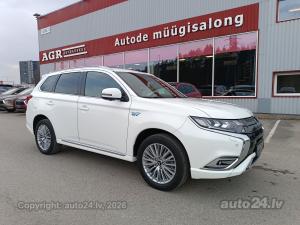 White Mitsubishi Outlander 2021 in Tallinn, with an engine capacity of 2.40 L and mileage of 77 thousand km for 25990 €, photo  on AUTOMOTO.COM.LV