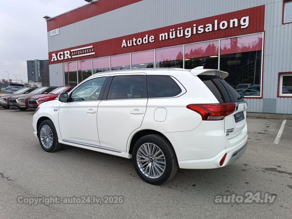 Balts Mitsubishi Outlander 2021 Tallina, ar dzinēja tilpumu 2.40 L un nobraukumu 77 tūkst. km par 25990 €, foto 2 vietnē AUTOMOTO.COM.LV
