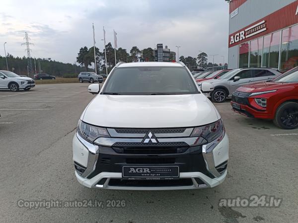 Balts Mitsubishi Outlander 2021 Tallina, ar dzinēja tilpumu 2.40 L un nobraukumu 77 tūkst. km par 25990 €, foto 3 vietnē AUTOMOTO.COM.LV