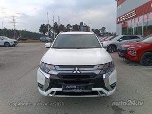 White Mitsubishi Outlander 2021 in Tallinn, with an engine capacity of 2.40 L and mileage of 77 thousand km for 25990 €, photo 4 on AUTOMOTO.COM.LV
