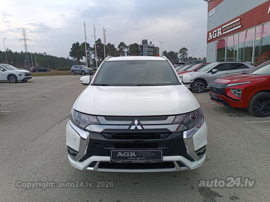 White Mitsubishi Outlander 2021 in Tallinn, with an engine capacity of 2.40 L and mileage of 77 thousand km for 25990 €, photo 4 on AUTOMOTO.COM.LV
