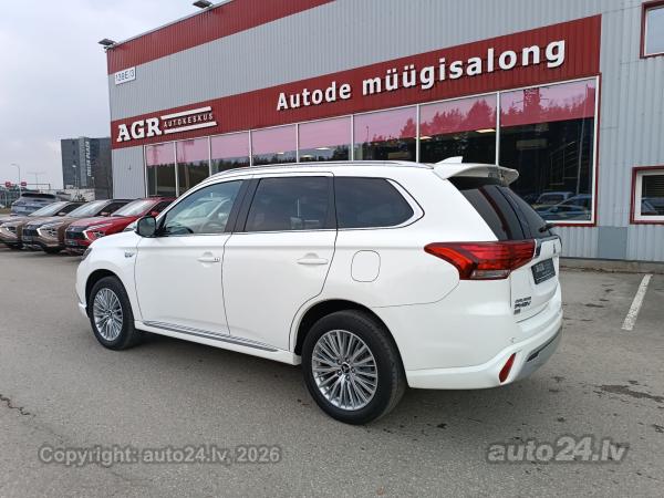 Balts Mitsubishi Outlander 2021 Tallina, ar dzinēja tilpumu 2.40 L un nobraukumu 77 tūkst. km par 25990 €, foto 4 vietnē AUTOMOTO.COM.LV