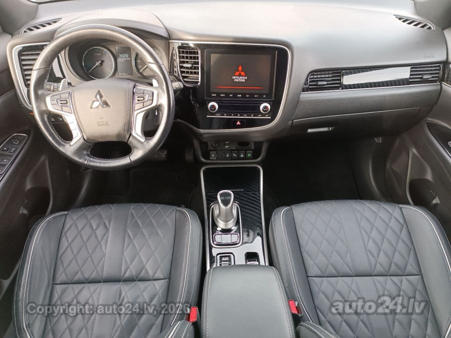 White Mitsubishi Outlander 2021 in Tallinn, with an engine capacity of 2.40 L and mileage of 77 thousand km for 25990 €, photo 6 on AUTOMOTO.COM.LV