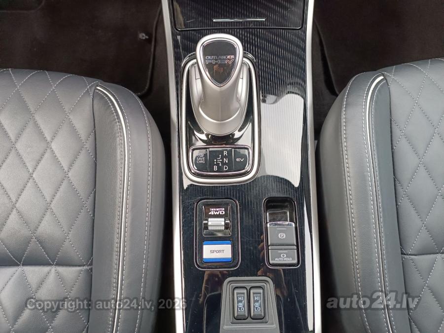 White Mitsubishi Outlander 2021 in Tallinn, with an engine capacity of 2.40 L and mileage of 77 thousand km for 25990 €, photo 7 on AUTOMOTO.COM.LV