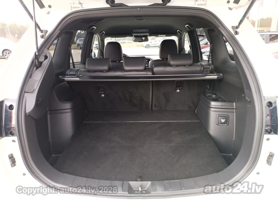 White Mitsubishi Outlander 2021 in Tallinn, with an engine capacity of 2.40 L and mileage of 77 thousand km for 25990 €, photo 9 on AUTOMOTO.COM.LV