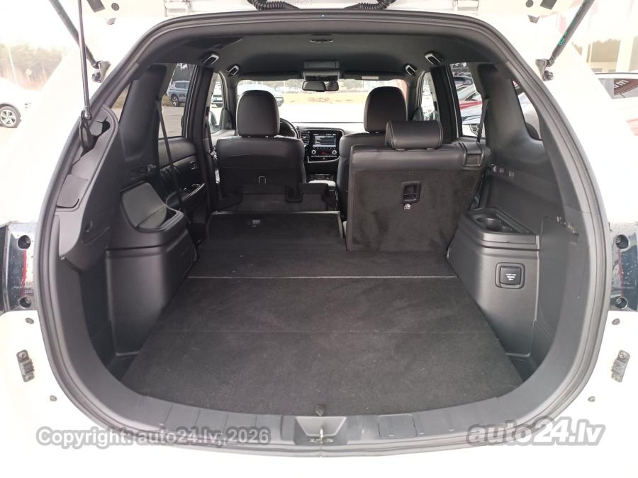 White Mitsubishi Outlander 2021 in Tallinn, with an engine capacity of 2.40 L and mileage of 77 thousand km for 25990 €, photo 11 on AUTOMOTO.COM.LV