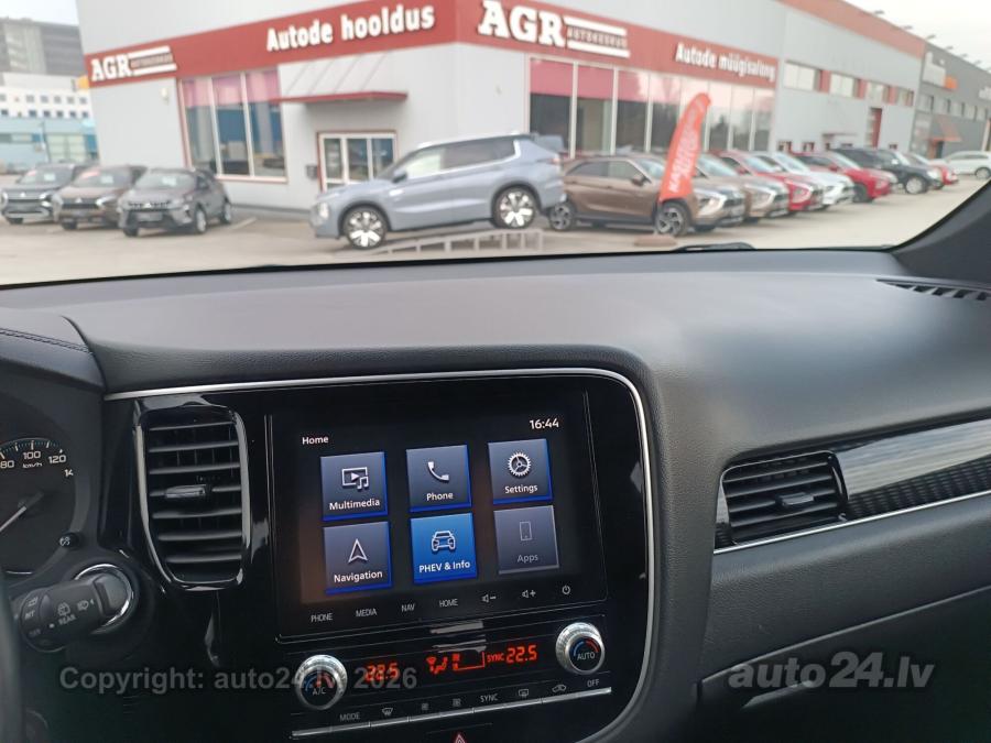 White Mitsubishi Outlander 2021 in Tallinn, with an engine capacity of 2.40 L and mileage of 77 thousand km for 25990 €, photo 17 on AUTOMOTO.COM.LV