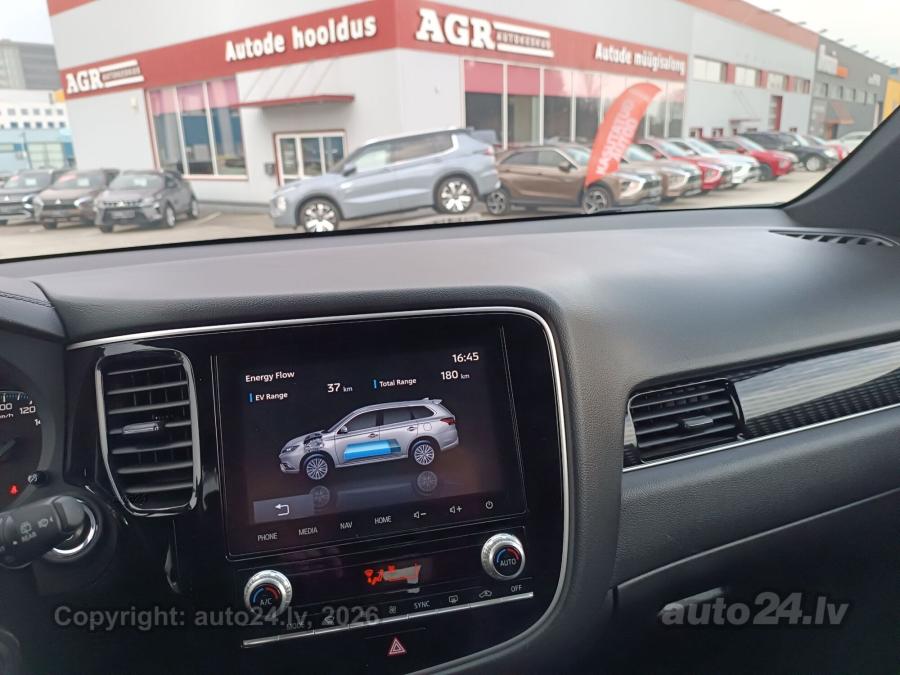 White Mitsubishi Outlander 2021 in Tallinn, with an engine capacity of 2.40 L and mileage of 77 thousand km for 25990 €, photo 18 on AUTOMOTO.COM.LV