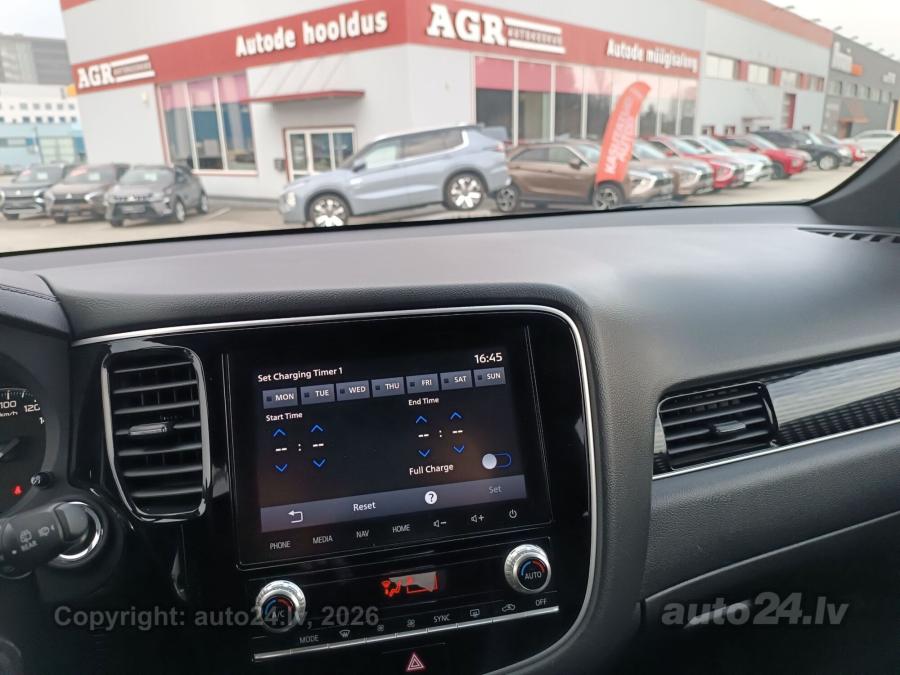 White Mitsubishi Outlander 2021 in Tallinn, with an engine capacity of 2.40 L and mileage of 77 thousand km for 25990 €, photo 19 on AUTOMOTO.COM.LV