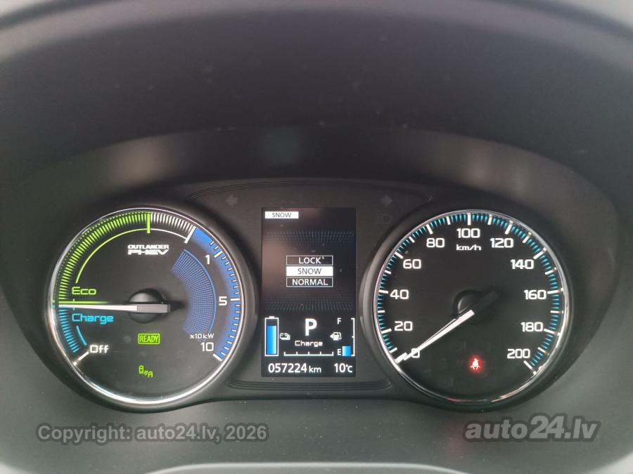 White Mitsubishi Outlander 2021 in Tallinn, with an engine capacity of 2.40 L and mileage of 77 thousand km for 25990 €, photo 23 on AUTOMOTO.COM.LV