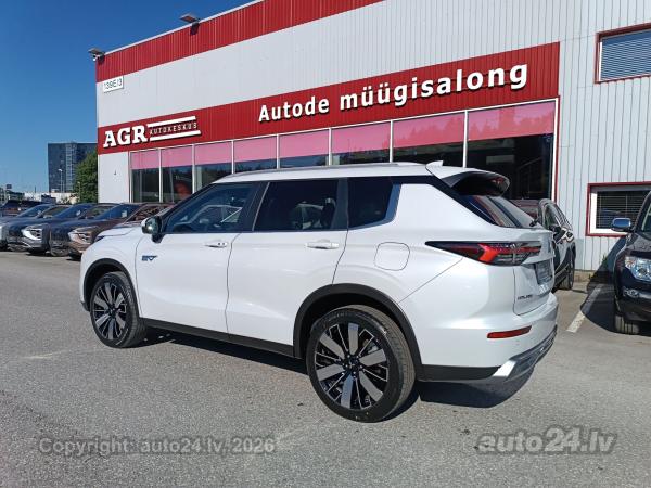 White Mitsubishi Outlander 2025 in Tallinn, with an engine capacity of 2.40 L and mileage of 17 thousand km for 47990 €, photo 2 on AUTOMOTO.COM.LV