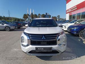 Balts Mitsubishi Outlander 2025 Tallina, ar dzinēja tilpumu 2.40 L un nobraukumu 17 tūkst. km par 47990 €, foto 4 vietnē AUTOMOTO.COM.LV