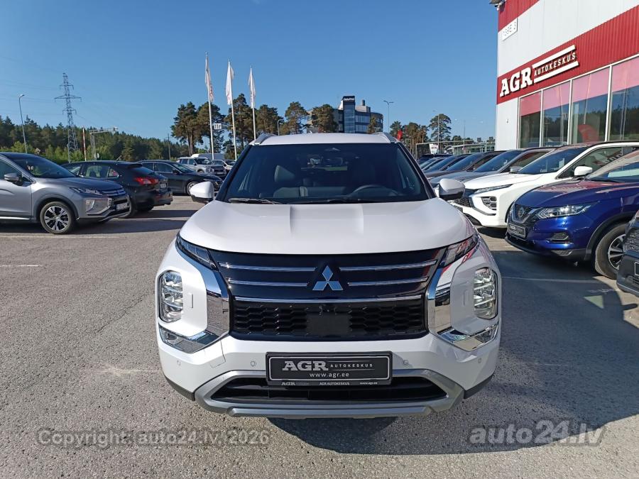 Balts Mitsubishi Outlander 2025 Tallina, ar dzinēja tilpumu 2.40 L un nobraukumu 17 tūkst. km par 47990 €, foto 4 vietnē AUTOMOTO.COM.LV