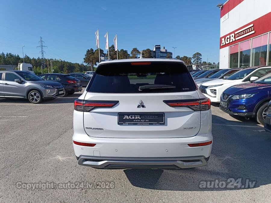 Balts Mitsubishi Outlander 2025 Tallina, ar dzinēja tilpumu 2.40 L un nobraukumu 17 tūkst. km par 47990 €, foto 5 vietnē AUTOMOTO.COM.LV