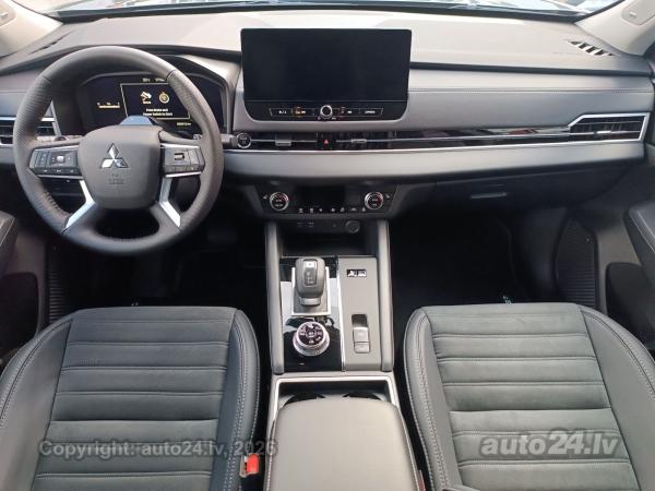 White Mitsubishi Outlander 2025 in Tallinn, with an engine capacity of 2.40 L and mileage of 17 thousand km for 47990 €, photo 5 on AUTOMOTO.COM.LV