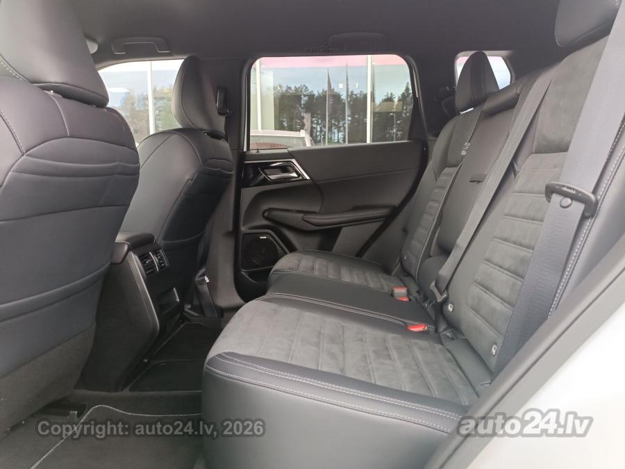 Balts Mitsubishi Outlander 2025 Tallina, ar dzinēja tilpumu 2.40 L un nobraukumu 17 tūkst. km par 47990 €, foto 9 vietnē AUTOMOTO.COM.LV