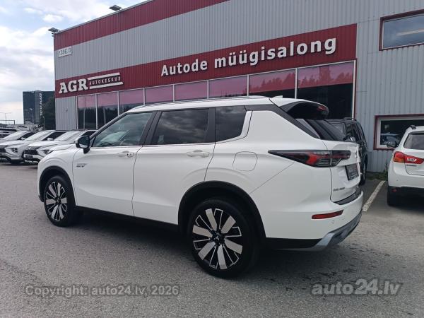 White Mitsubishi Outlander 2025 in Tallinn, with an engine capacity of 2.40 L and mileage of 11 thousand km for 46990 €, photo 2 on AUTOMOTO.COM.LV