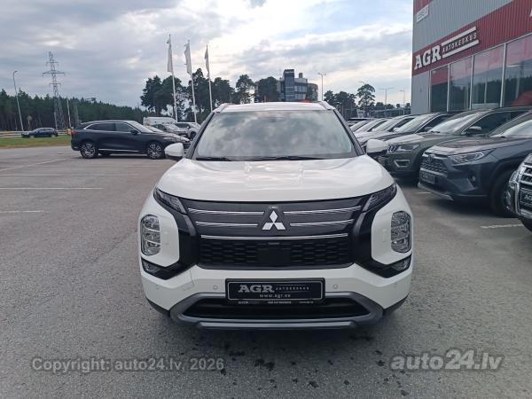 White Mitsubishi Outlander 2025 in Tallinn, with an engine capacity of 2.40 L and mileage of 11 thousand km for 46990 €, photo 3 on AUTOMOTO.COM.LV