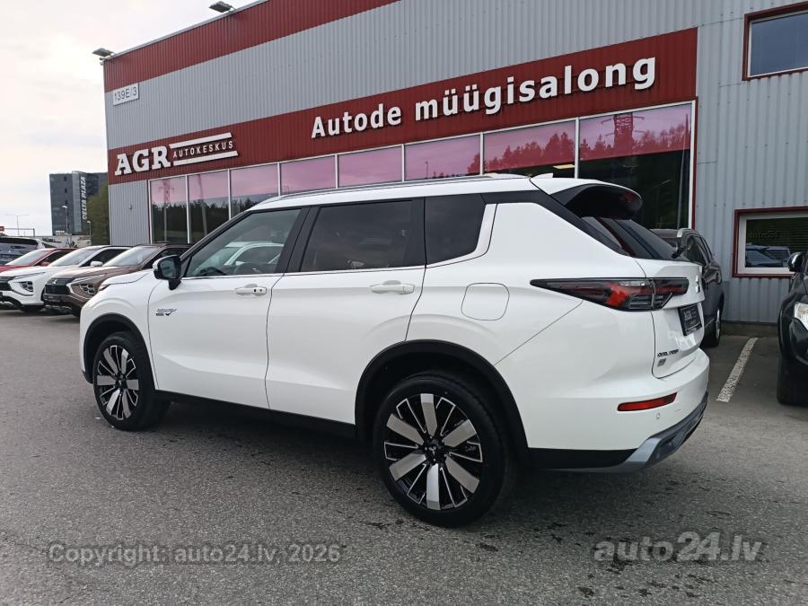 White Mitsubishi Outlander 2026 in Tallinn, with an engine capacity of 2.40 L and mileage of 12 thousand km for 51990 €, photo 3 on AUTOMOTO.COM.LV