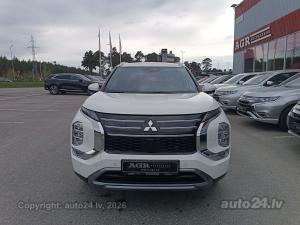 White Mitsubishi Outlander 2026 in Tallinn, with an engine capacity of 2.40 L and mileage of 12 thousand km for 51990 €, photo 4 on AUTOMOTO.COM.LV